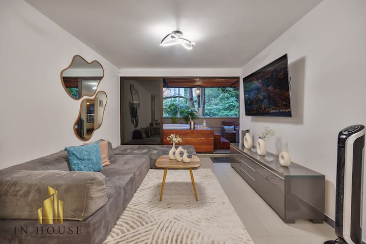 Provenza Apt | Balcony, Terrace + Jacuzzi & A/c - Medellín, Colombia