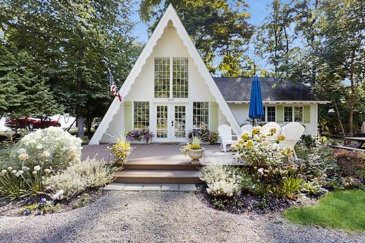 Pet-friendly A-frame Near Beaches & Downtown - Charlevoix, MI