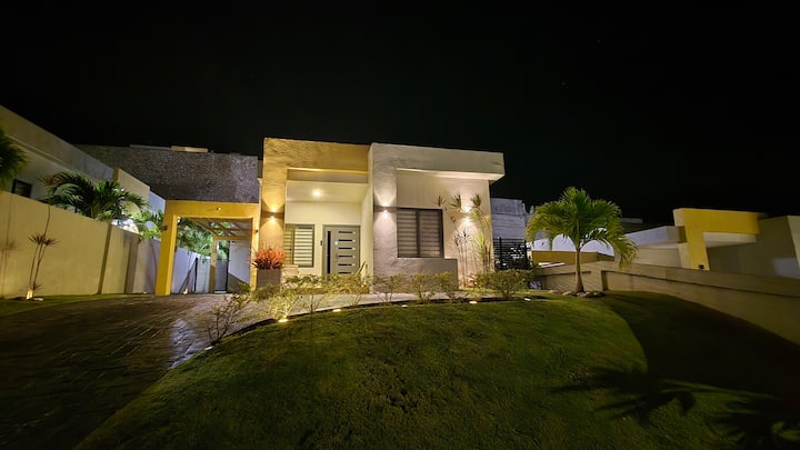 Casa Amarilla: Solar-powered Retreat - Ocho Rios