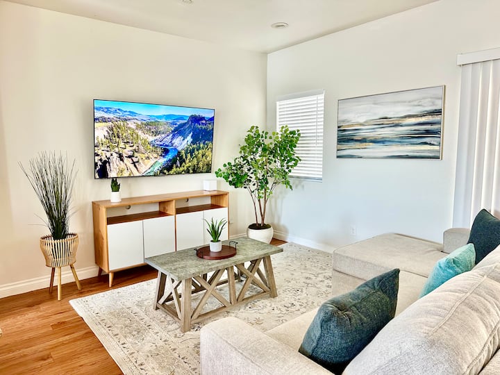 1 Tranquil Tri-level Gated Townhome - Anaheim