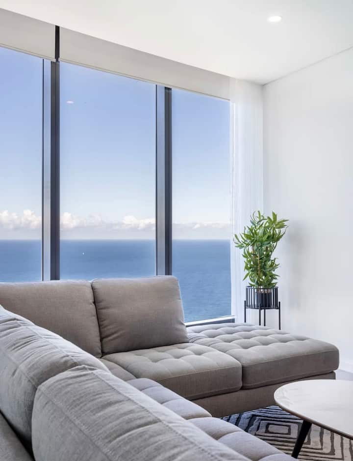 Luxury 3-bedroom Stunning Ocean View Meriton Condo - Australia