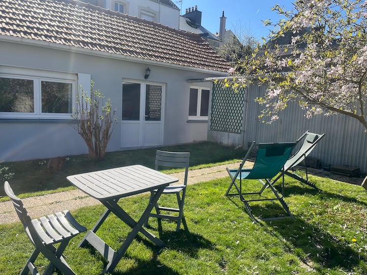 Petite Maison Et Son Jardin Fleuri - Manche