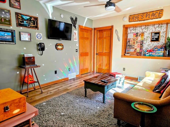 Nostalgic Retro Cottage-faye's Place-fully Fenced - La Crosse, WI