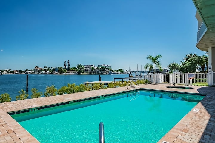 Kitchen & Beach Life | 0.2 Mi To Treasure Isl Beac - St. Pete Beach, FL