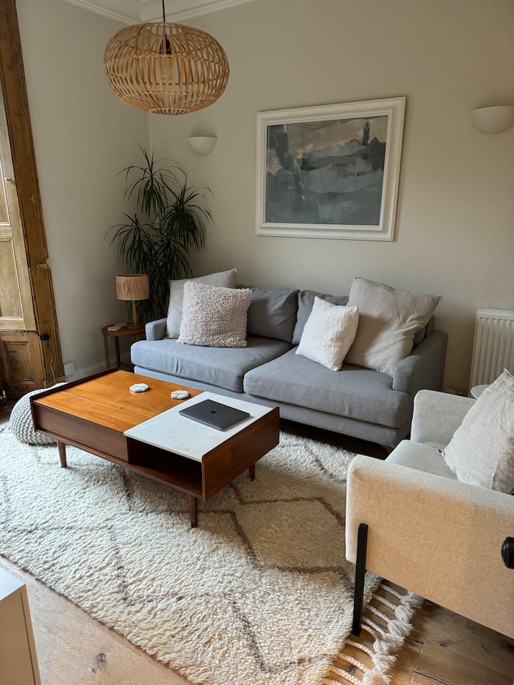 Cosy, Inviting + Minimalist Flat - Edinburgh