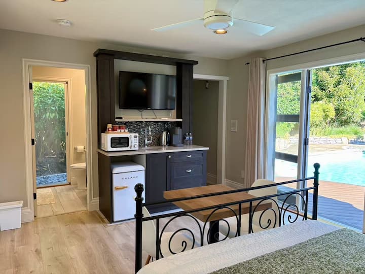 Tranquil Poolside Studio - White Rock