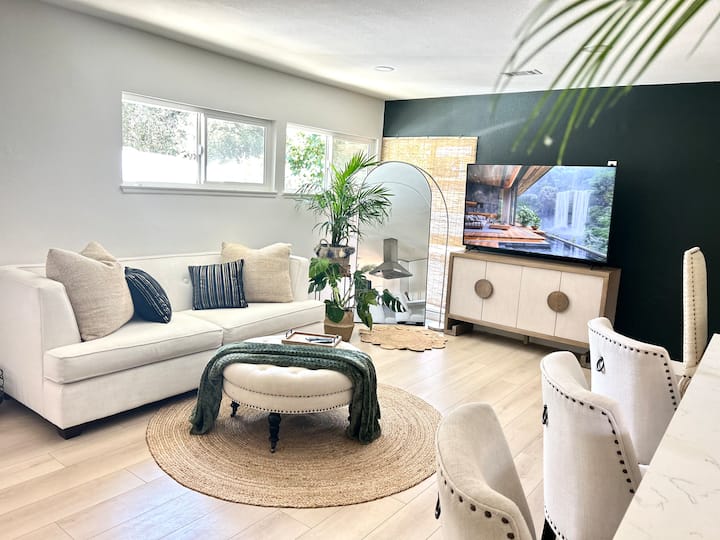 Modern & Stylish 2-bedroom Home, Infared Sauna - Irvine, CA