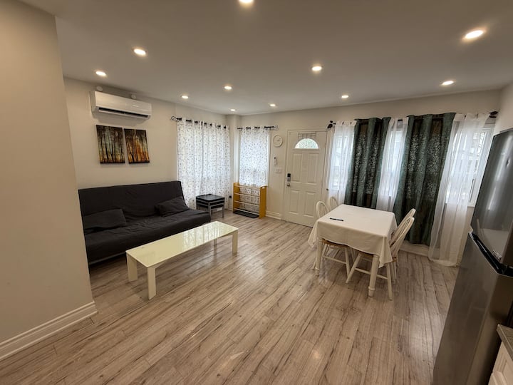 Bright 2 Bedroom Apartment - トロント