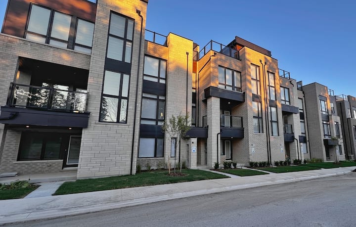Luxury 4-bedroom 4 Washroom Townhouse - Vaughan