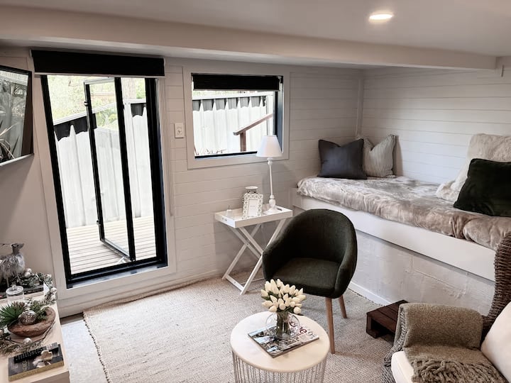 Private Heated Pool Retreat With Lake Views - Newcastle