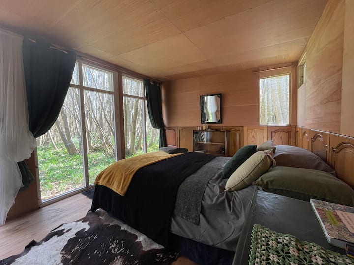 Whisky Library - Off The Grid Woodland Cabin - Leeds Castle