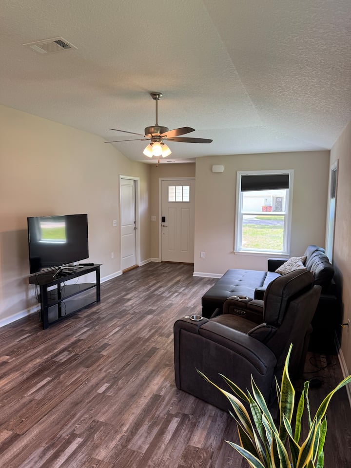 Quiet New Build Near Eglin, Clean & Comfortable - 克雷斯特韋