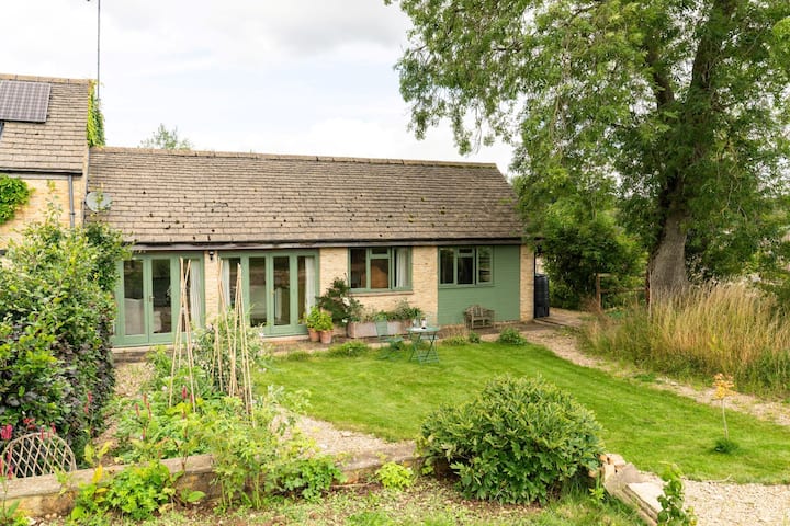 Peaceful Cotswold Holiday Cottage -Guddlebrook Two - Chipping Norton
