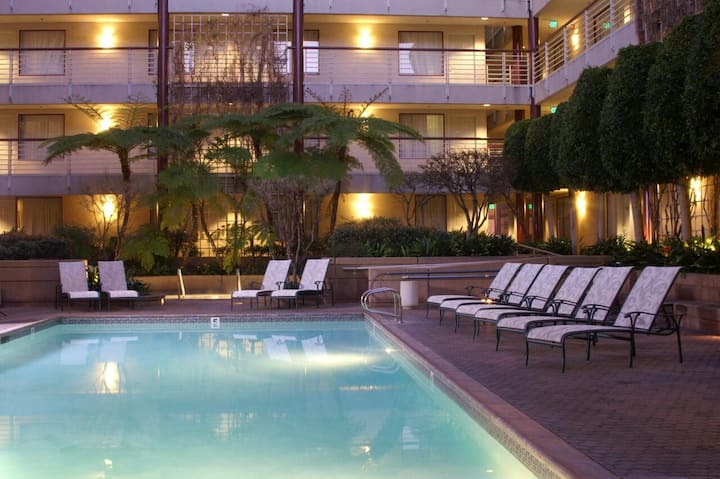 Indulge In Home Like Comfort! 2 Spacious Units - Palo Alto, CA