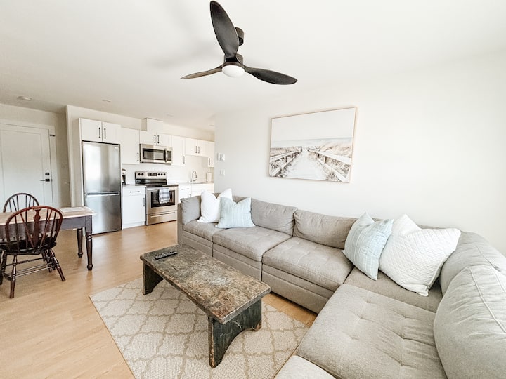 Bright & Private Above Ground One Bedroom Suite - Cowichan Bay