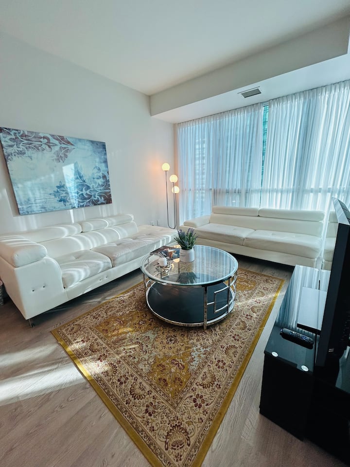 2 Rooms + Den, 3 Bed & 2 Bath, Indoor Pool, Subway - Toronto