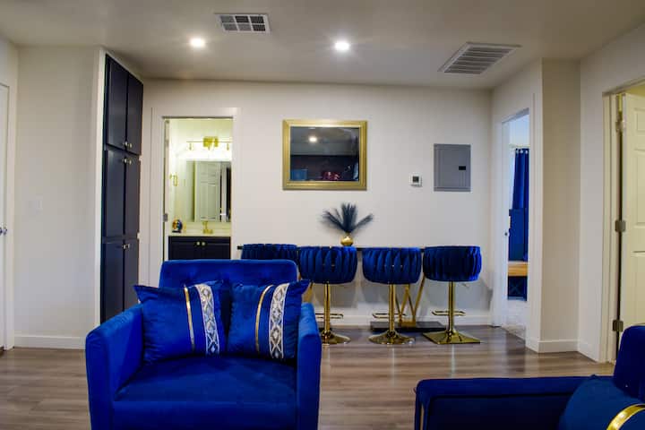 Cozy 2br | Private Yard Laundry | Close To Airport - Sacramento, CA