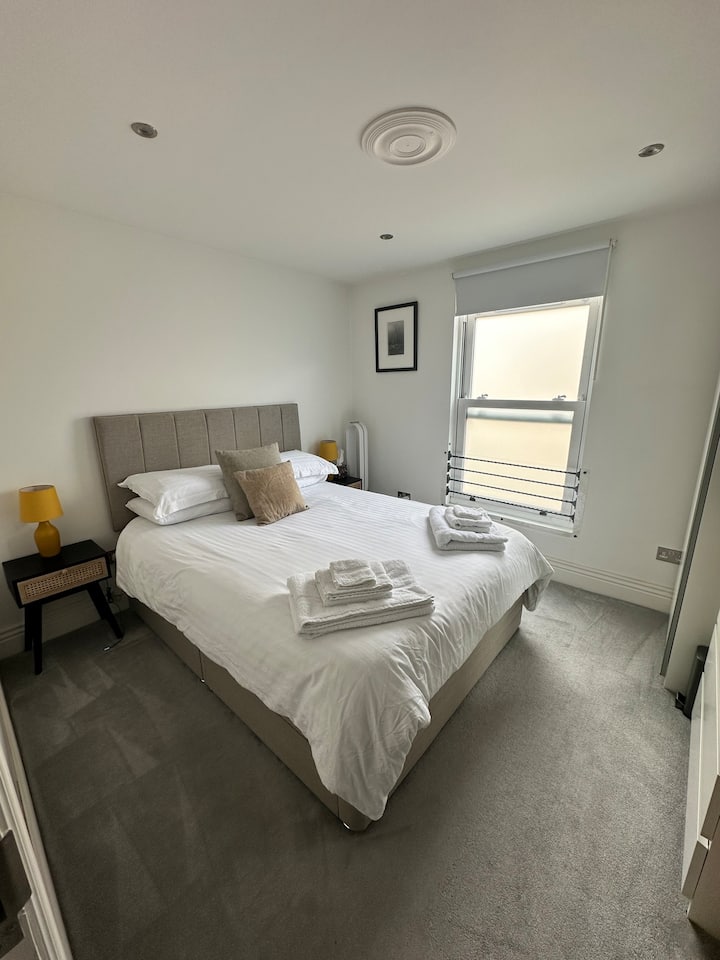 A Light, Airy Kingsize Room Near Station - Thames Ditton
