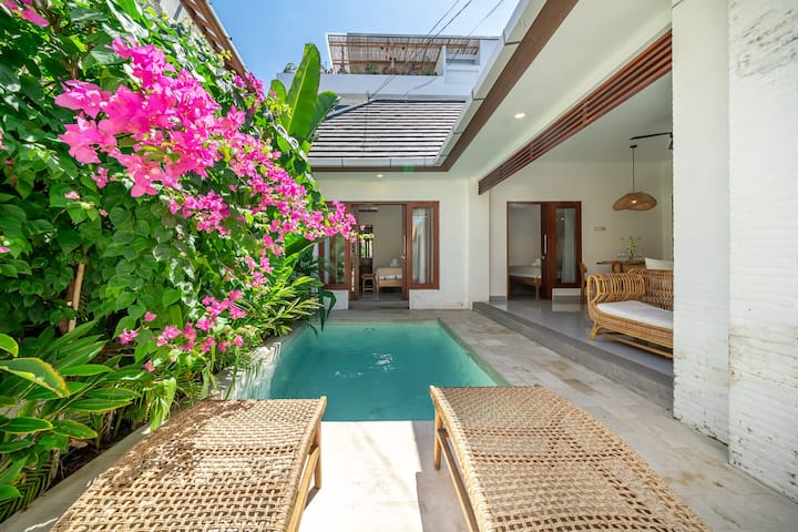 Central Chic 2br Villa Walk To Berawa Finns Beach - Canggu