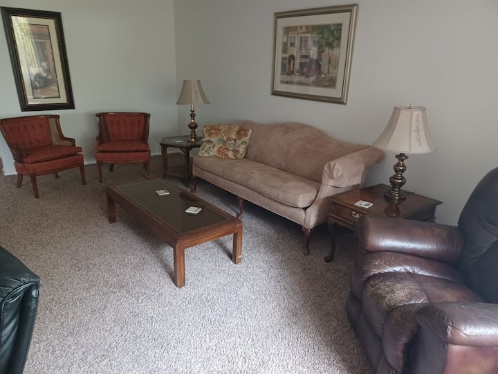 Spacious 3 Bedroom Home In Senior (55+) Sun City - Sun City, AZ