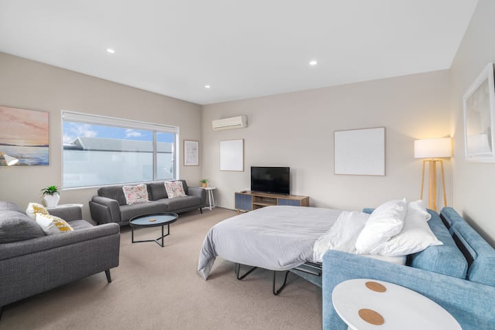 Large Townhouse. Garage. Full Kitchen & Dining - Christchurch
