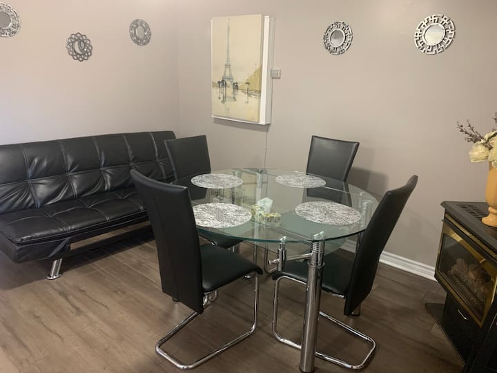 2 Bedroom Apartment House. Close To Lake And Qew. - 그림즈비