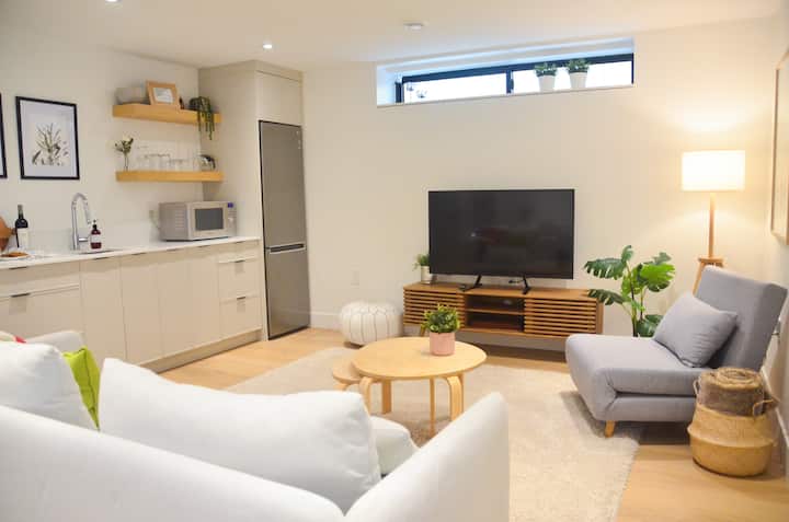 Modern Mt. Pleasant 1br Guest Suite - Vancouver