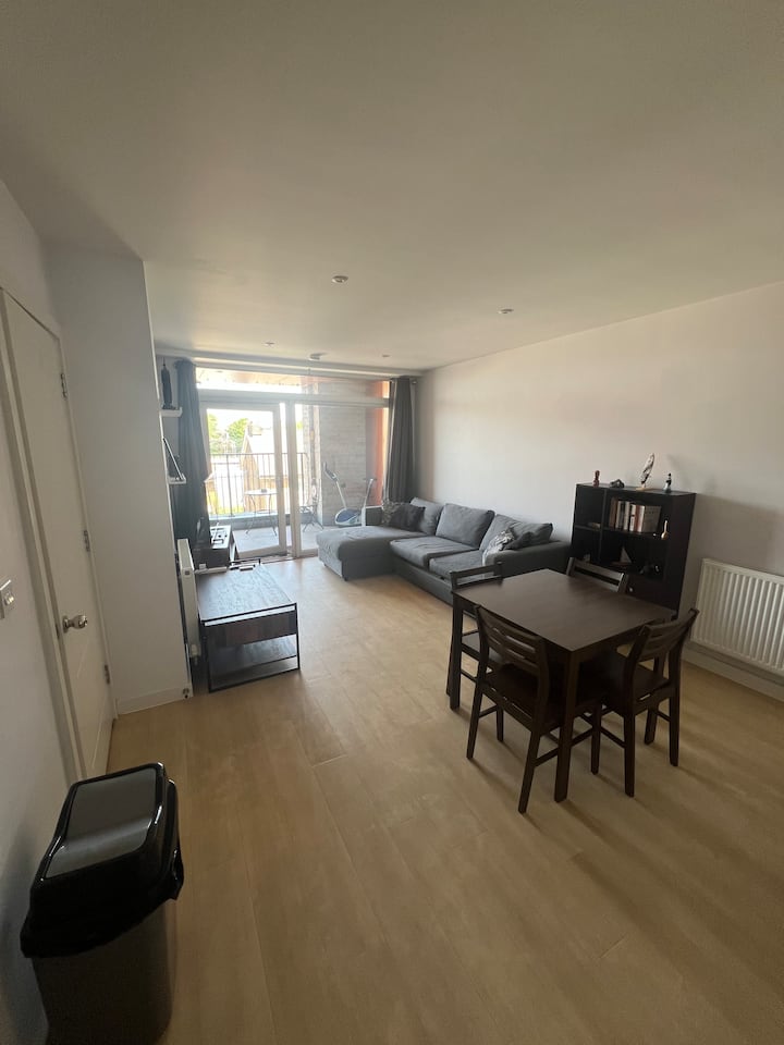 Modern Flat, Big Rooms & Balcony - Watford