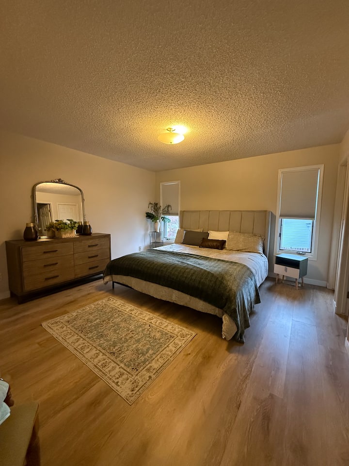 2100 Sqfeet| Big Yard | King Bed | 4 Beds In Total - Alberta