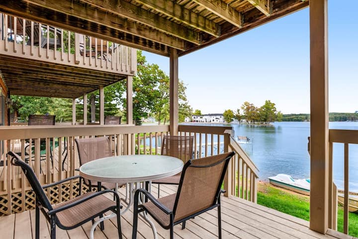 Inviting Lakefront Retreat - Amazing Views, Beach - Lake Delton, WI