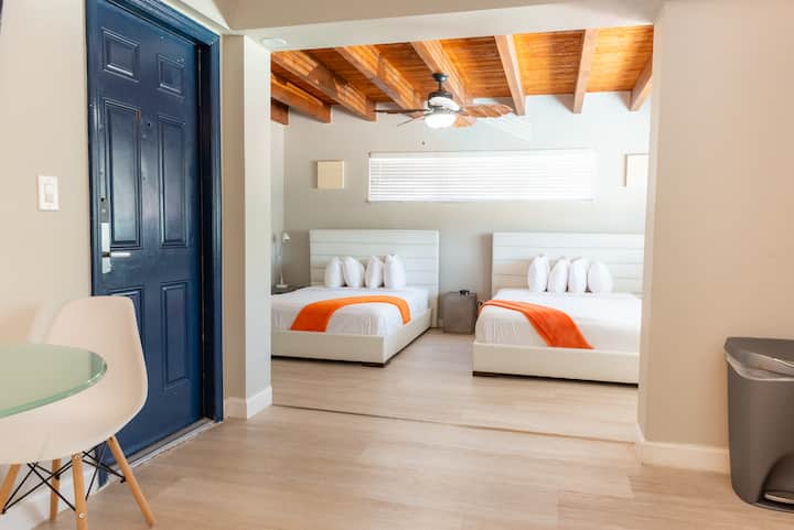 Suite Queen Bed With Bunk Beds For Family - 好萊塢