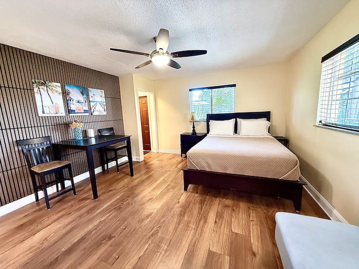 Large Studio For Couples & Business Guests! - Delray Beach, FL