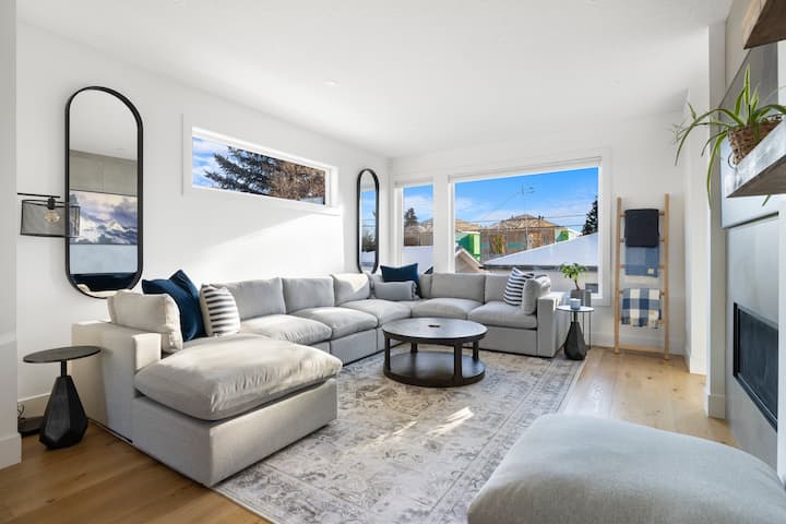 Entire Luxury Home | Hot Tub | 10 Mins To Dt - Calgary