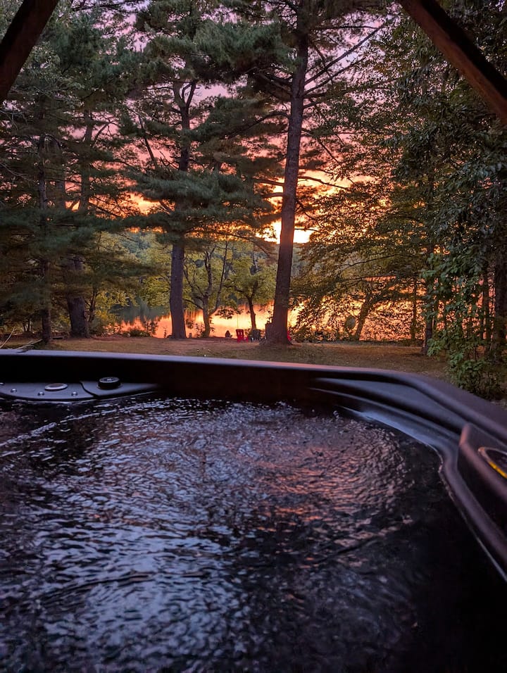 June's Haven -Lakefront With Hot Tub & Projector - Nova Scotia