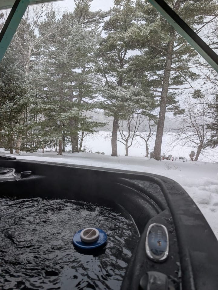 June's Haven -Lakefront With Hot Tub & Projector - Nova Scotia