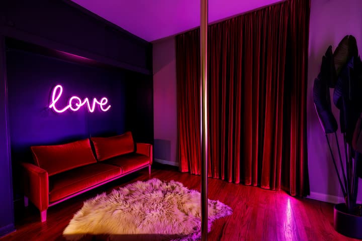 Romantic Escape ~ Adult Playhouse W Exotic Dungeon - South Deering - Chicago