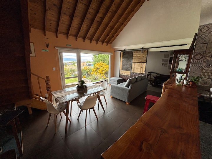 Spacious Home With Lake View And Indoor Grill - El Calafate