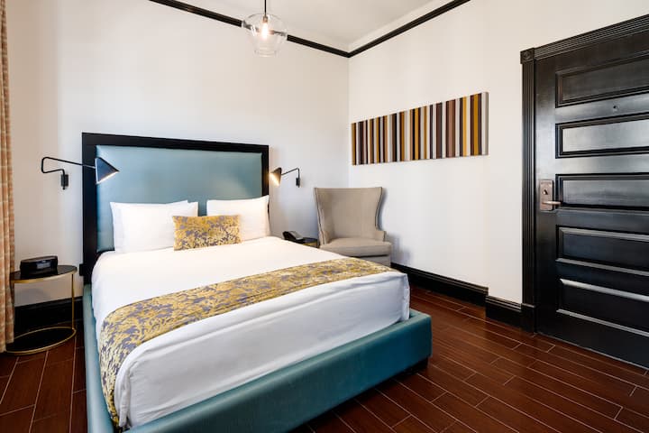 Upscale 1 Queen Room, Pool, Across From The Beach - Miami Beach, FL