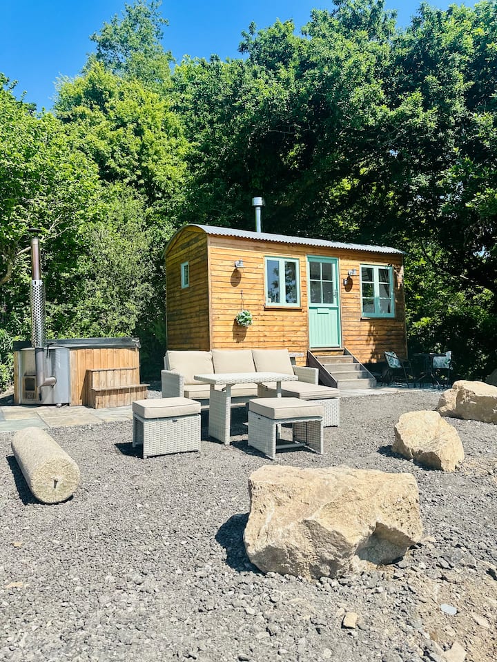 Shepherds Hut With Wood Fire Hot Tub - Liskeard