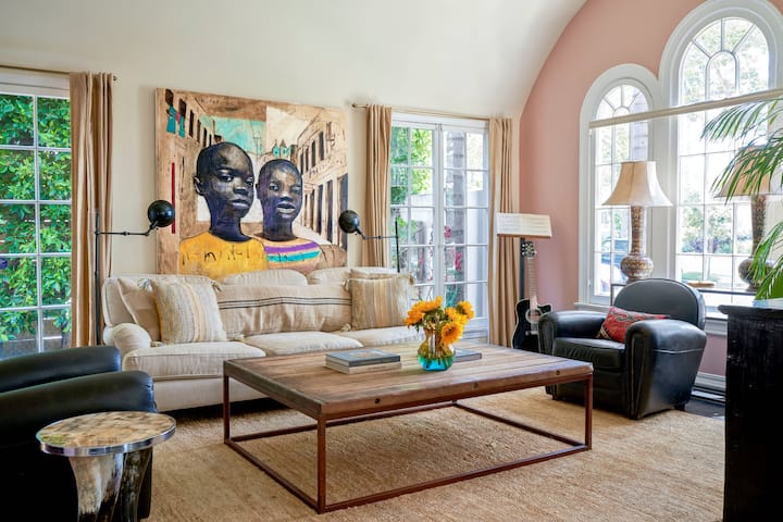 Shop & Dine Steps Away From Designer Spanish Home - 西好萊塢