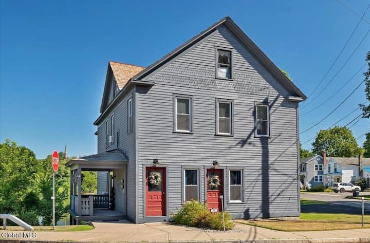 Cozy Apartment With River Views In Greenwich, Ny - Greenwich, NY
