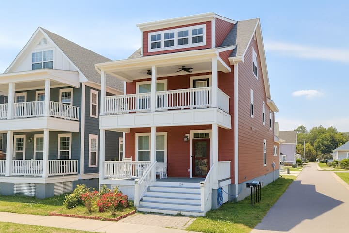 Steps From Sand: Your Buckroe Beachfront Haven - Hampton, VA