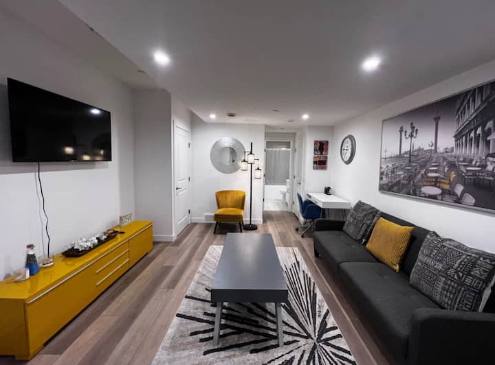 Brand-new Stylish 1br Suite W/ Full Kitchen In Nw - Calgary