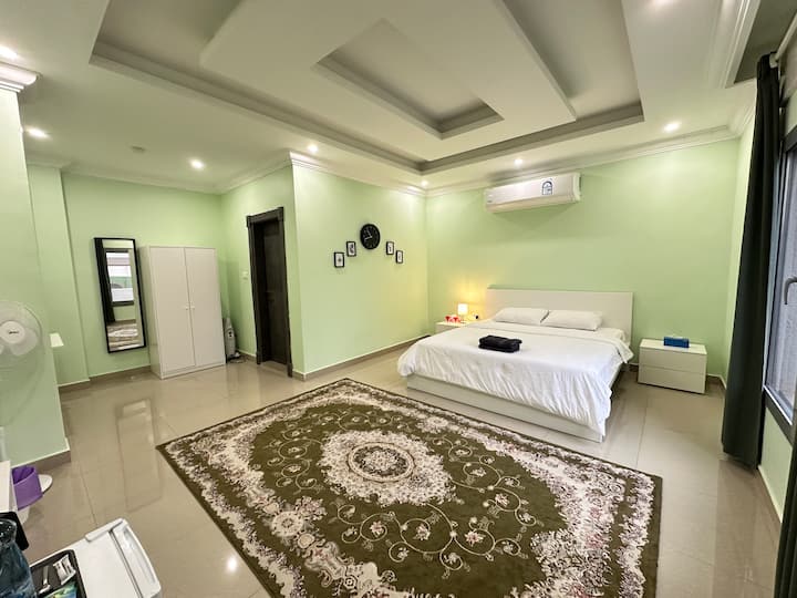 Spacious One Master Bedroom - Kuwait