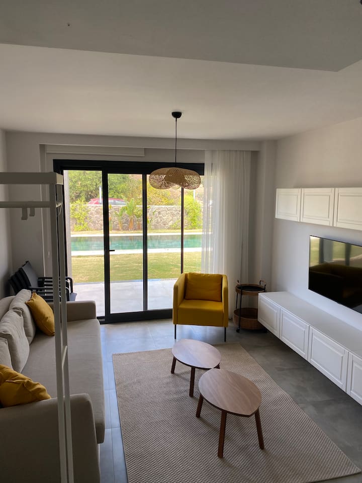 Denize Yürüme Mesafesinde Havuzlu Yeni Villa - Gündoğan