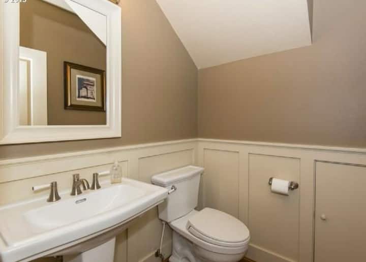 Cozy Home In Lake Oswego - West Linn, OR