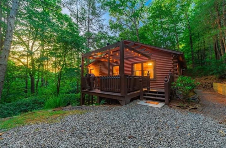 Cozy Moutain Retreat For Couples & Pups - Ellijay, GA
