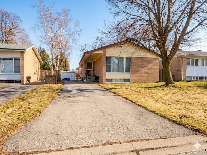 Spacious 3 Bedroom House-steps To Richmond Hill Go - Markham