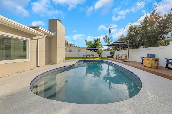 Backyard Oasis! Fully Remodelled! 4 Min To Beach! - Madeira Beach, FL