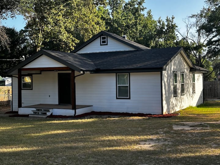 Lake Palestine | 4 Br Family Home - Chandler, TX